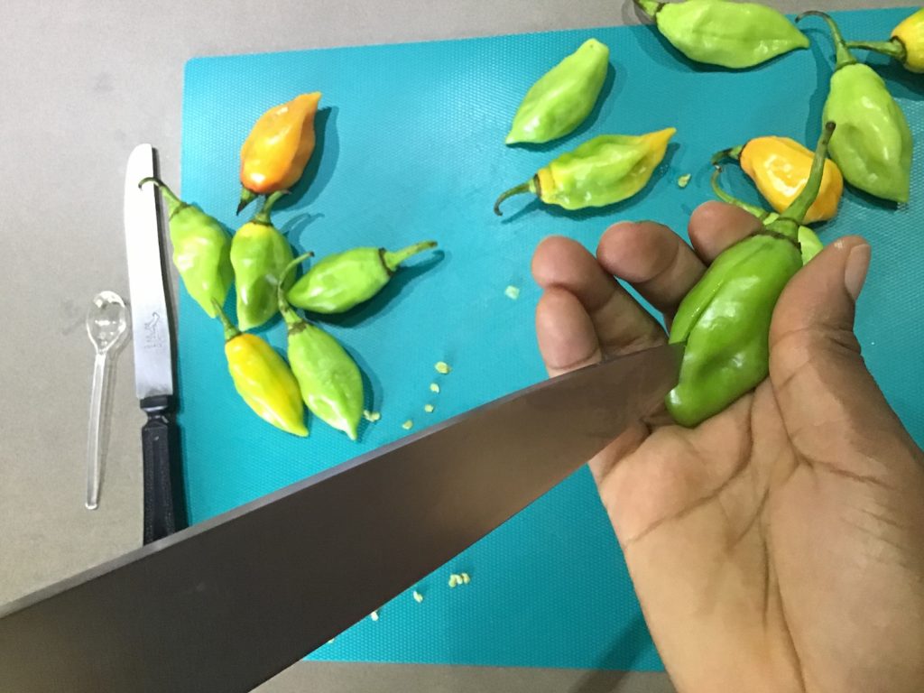 Recette des beignets de piments doux farcis aux crevettes - Tatie Maryse