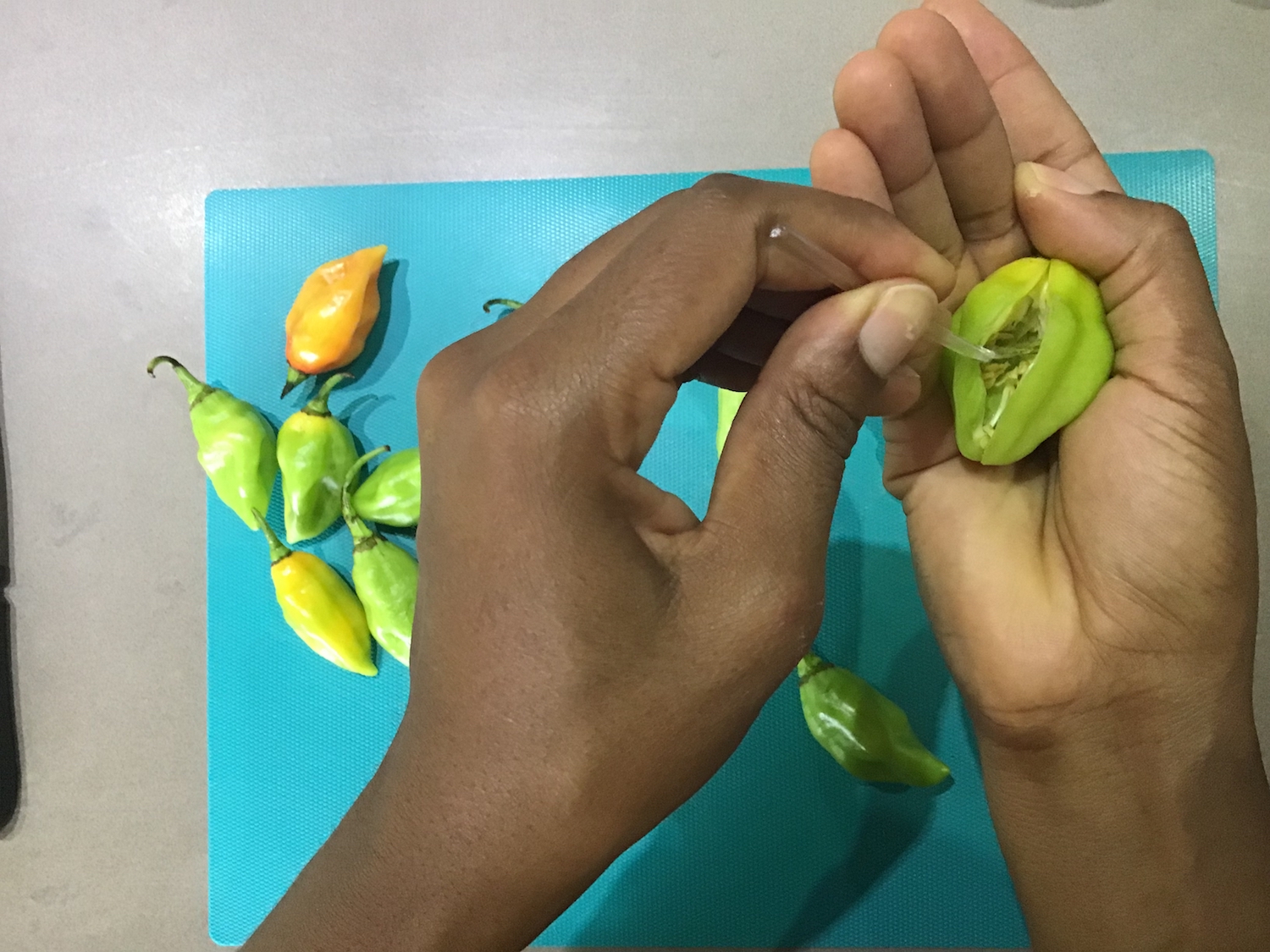 Recette des beignets de piments doux farcis aux crevettes - Tatie Maryse