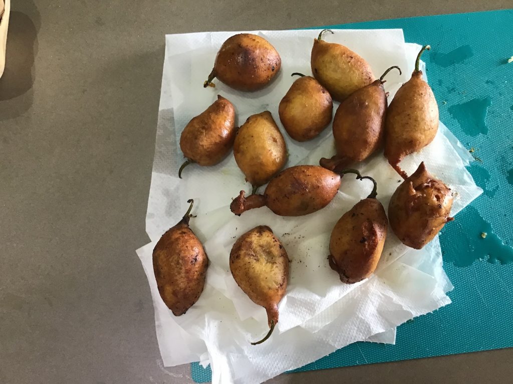 Recette des beignets de piments doux farcis aux crevettes - Tatie Maryse