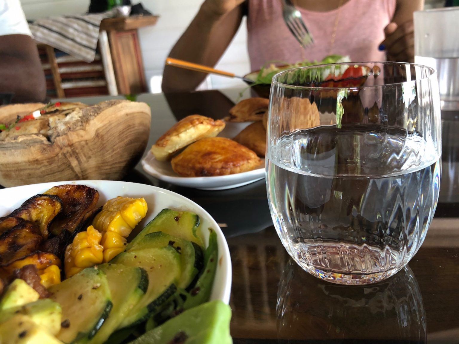 7 REMÈDES efficaces pour se remettre d’un REPAS TROP COPIEUX